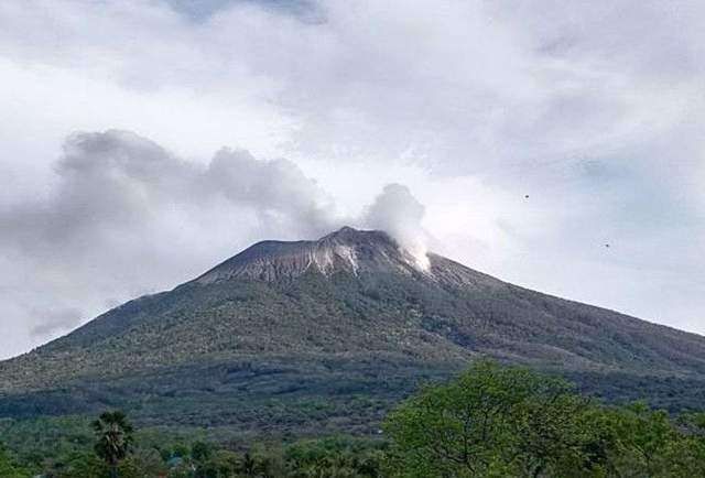 Gunung Lewotolok Erupsi 23 Kali dalam 12 Jam Terakhir - JCCNetwork.id