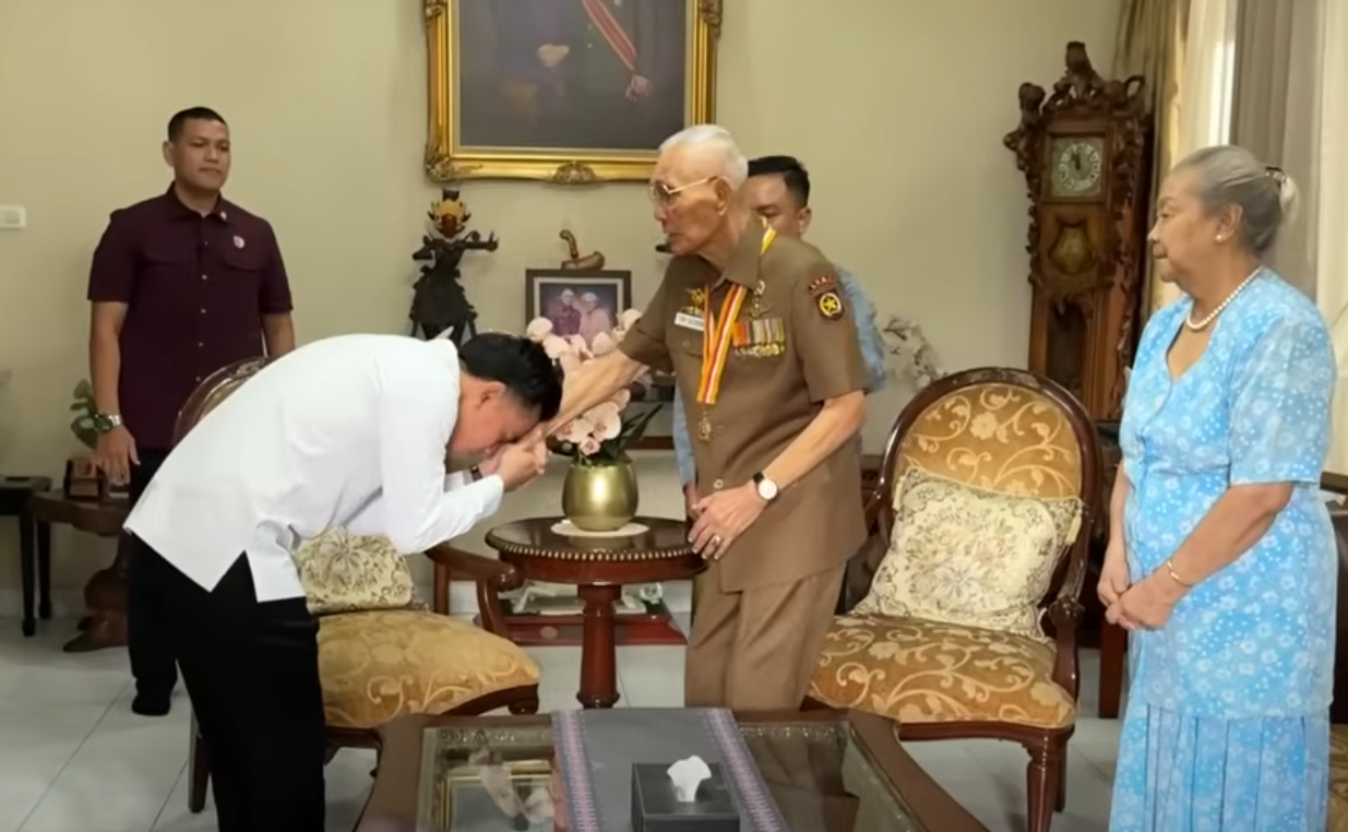 Momen Hangat Gibran Hormat ke Try Sutrisno - JCCNetwork.id