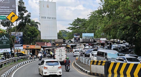 Kendaraan Wisata Padati Puncak - JCCNetwork.id